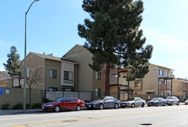 Town Center and Courtyards at Acorn - Oakland, CA | Apartment Finder